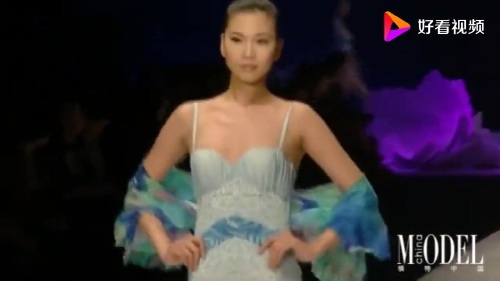 设计师设计到位,用简单的布料,做出魅力的衣服!