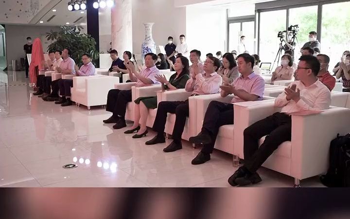 8月1日,#中国中小企业协会数智化专业委员会 成立大会在京举行。中国...