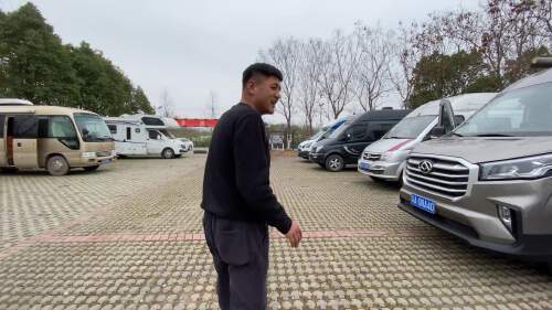 老铁出的难题找个十多万的房车,终于找到了,奔驰出品b型房车