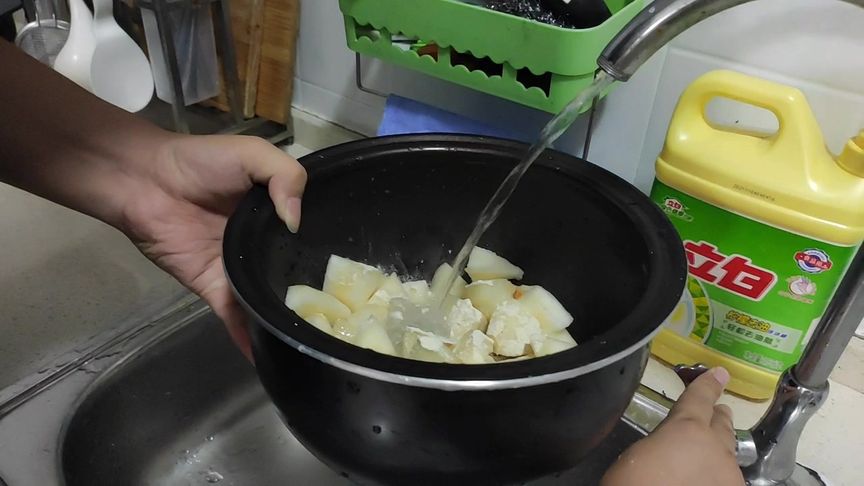 冰糖炖雪梨,梨的皮是留着?还是刨掉?老公和老婆意见不一致