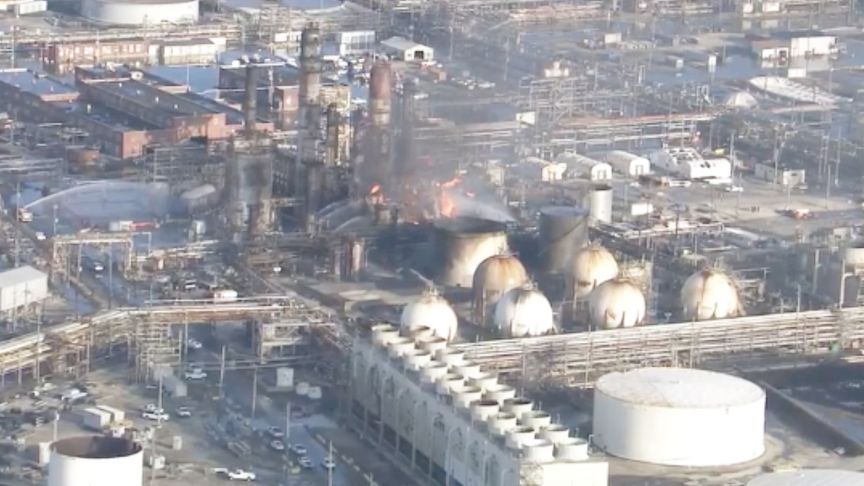 一声巨响,美国炼油厂发生大爆炸,100公里外都有震感