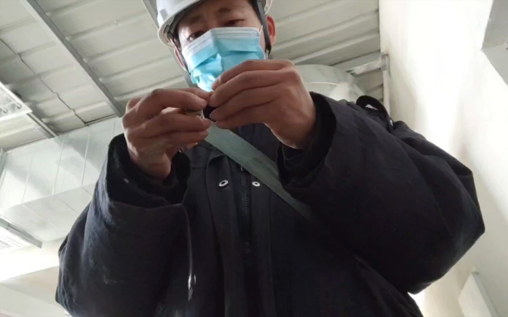 新疆老师傅制作和安装配电箱、柜的门接地线跨接线