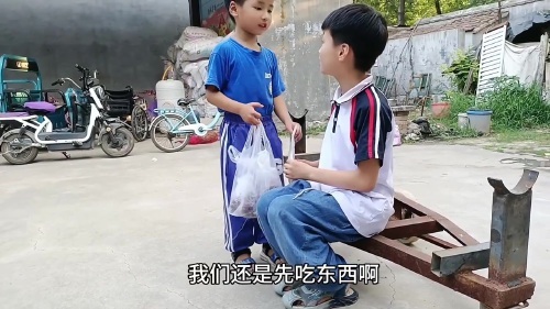 从不怕辣的哥哥差点辣哭这鸡爪是真辣