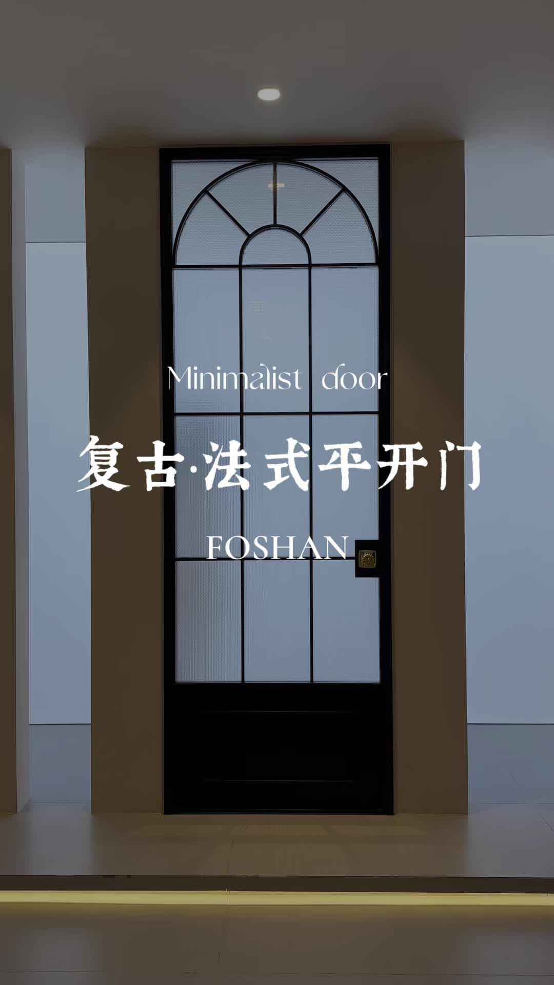 ...极简与复古的交界,这扇门如时光的画框。黑色铁艺勾勒出优雅的几何...