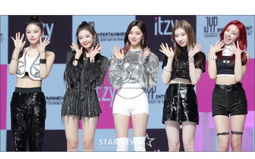 ITZY 初舞台 采访自我介绍
