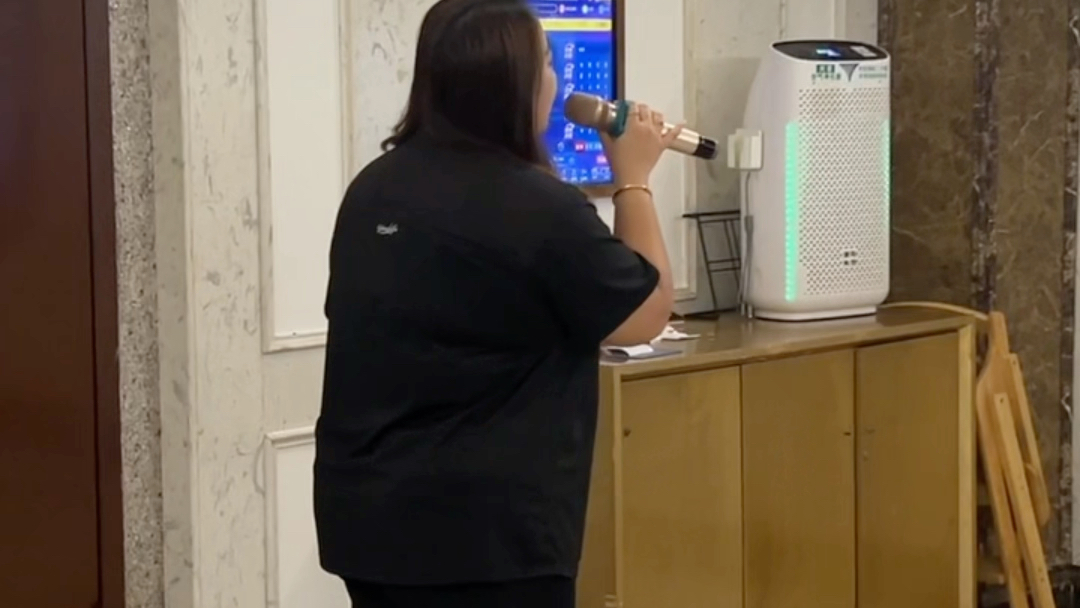 ...完大鱼大肉,不需开嗓随口就唱,混声高音震破耳膜!震惊所有探店同行～