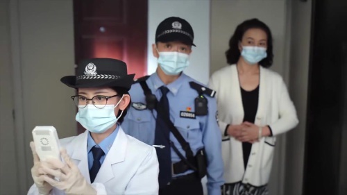 护卫者:苗苗带空气检测仪检测,拿地上面粉糊弄,下一幕震惊