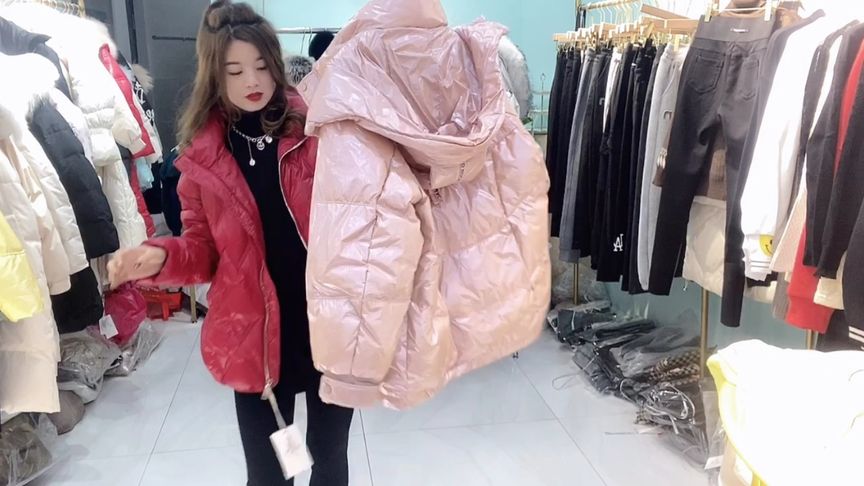 短款羽绒服搭配体恤,加绒打底裤,一套减龄好看又洋气