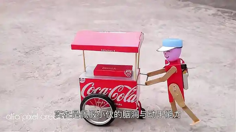 用易拉罐给儿子做了个玩具,儿子高兴的爱不释手,手机都不玩了