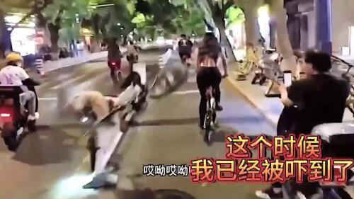 大妈横穿马路 大妈横穿马路,直接被撞飞