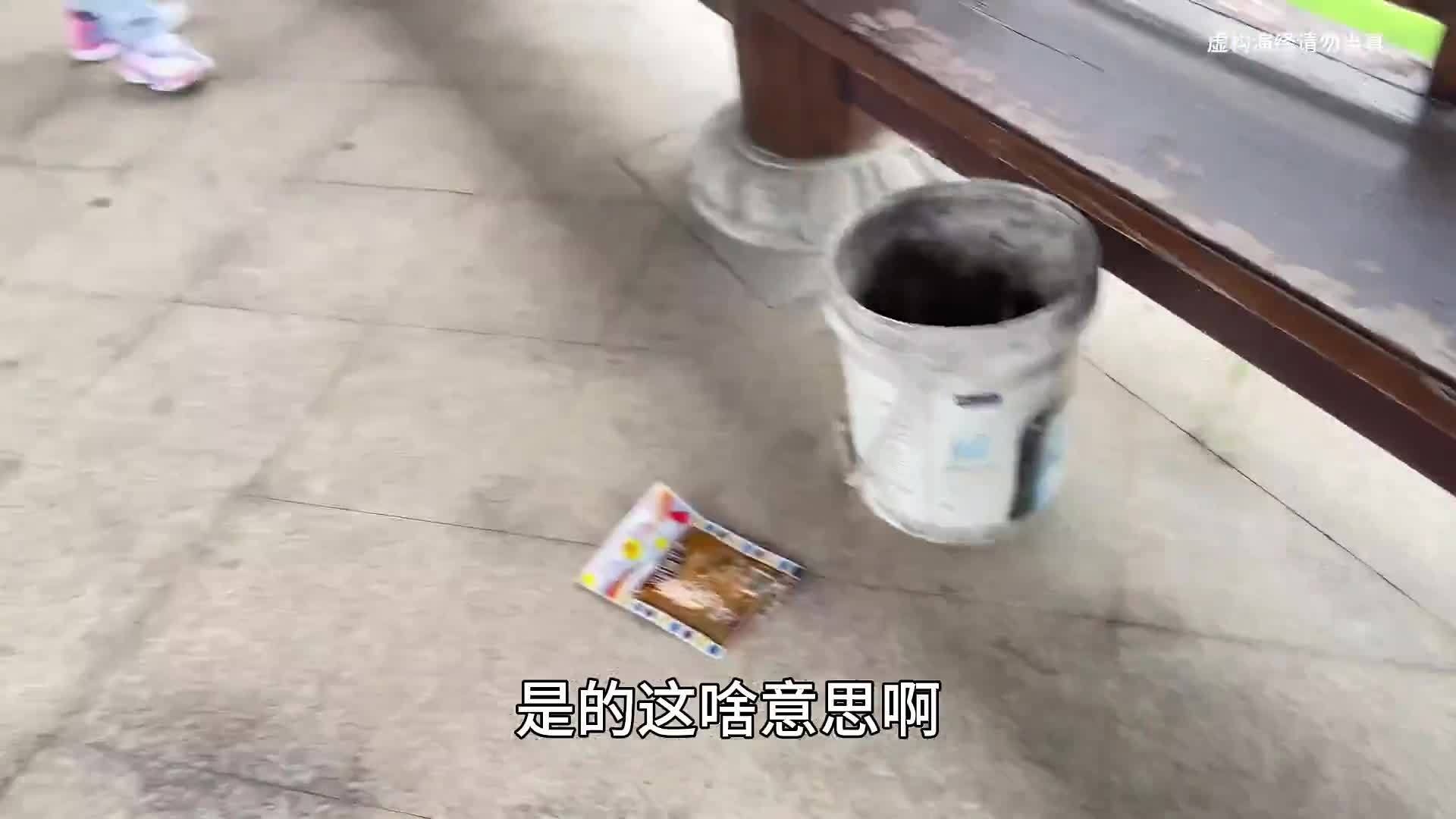 小伙景区内乱扔垃圾,不听劝告被教训