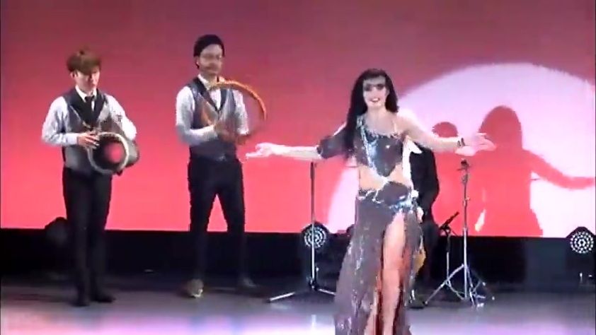 俄罗斯美女肚皮舞表演,身材高挑舞姿更迷人!