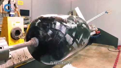 不可思议的缠绕成型,拽着碳纤维缠绕到工件上,硬度比钢铁还高
