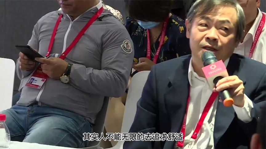 张跃:中国每年人均6吨碳排放量,飞4趟飞机就把碳排放指标用完了