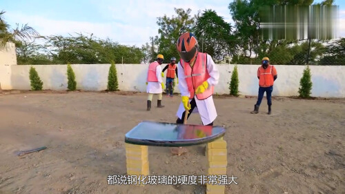 使用1000根仙女棒能烧穿防弹玻璃吗?老外亲测,网友:太震撼了!