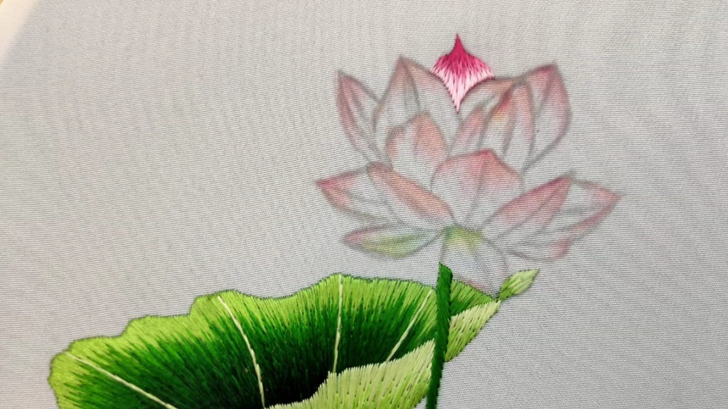 【刺绣】慢动作教程,简单针法,4分钟教你学会绣荷花,刺绣练习打卡第5天