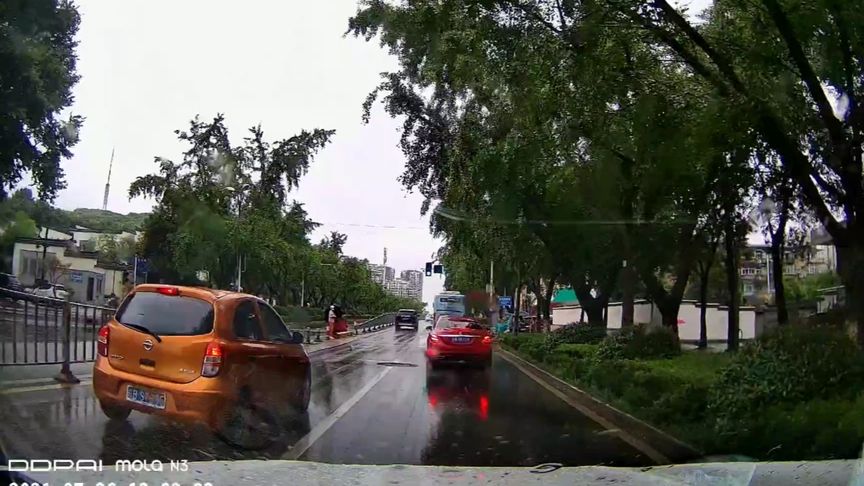 小伙过路口差点撞车,只因前车没打转向灯。#行车记录仪#
