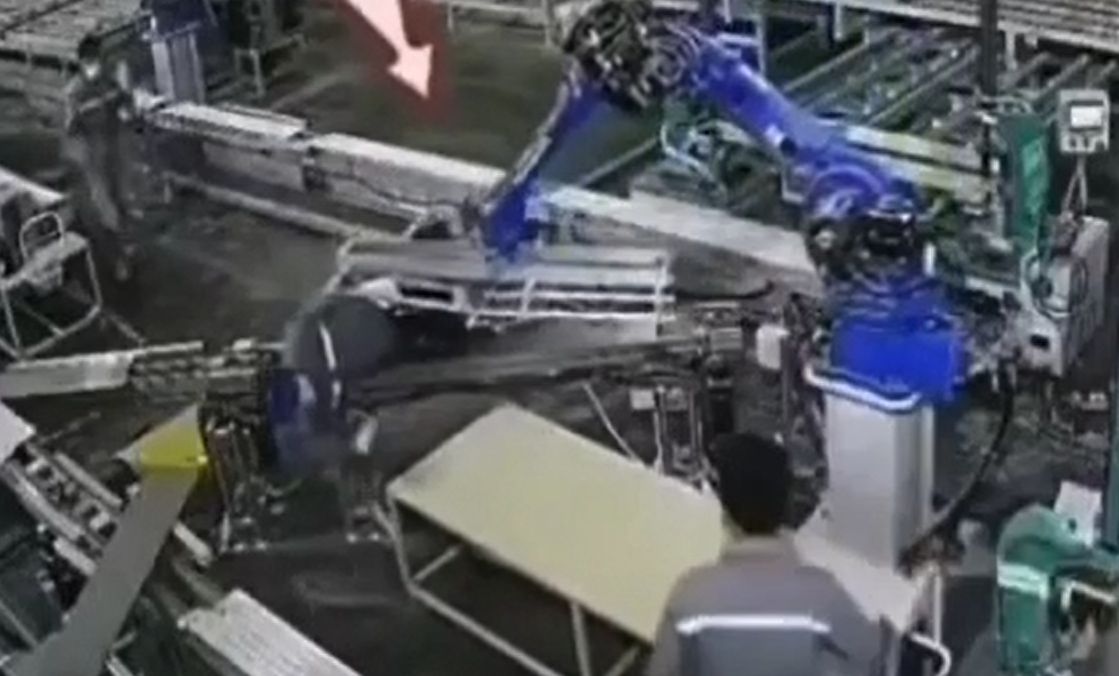 机器人再伤人 监控视频