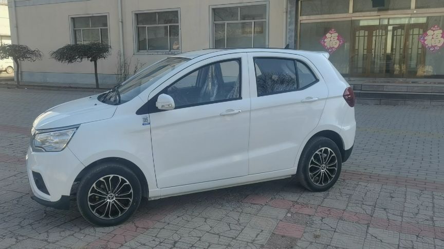 五门五座的电动汽车,时速六十迈,四门电动,电子中控锁。