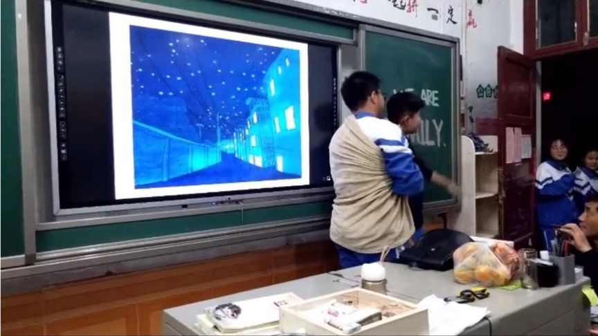 临近毕业,高三学子晚自给所有任课老师及同学表演小品,爆笑全堂