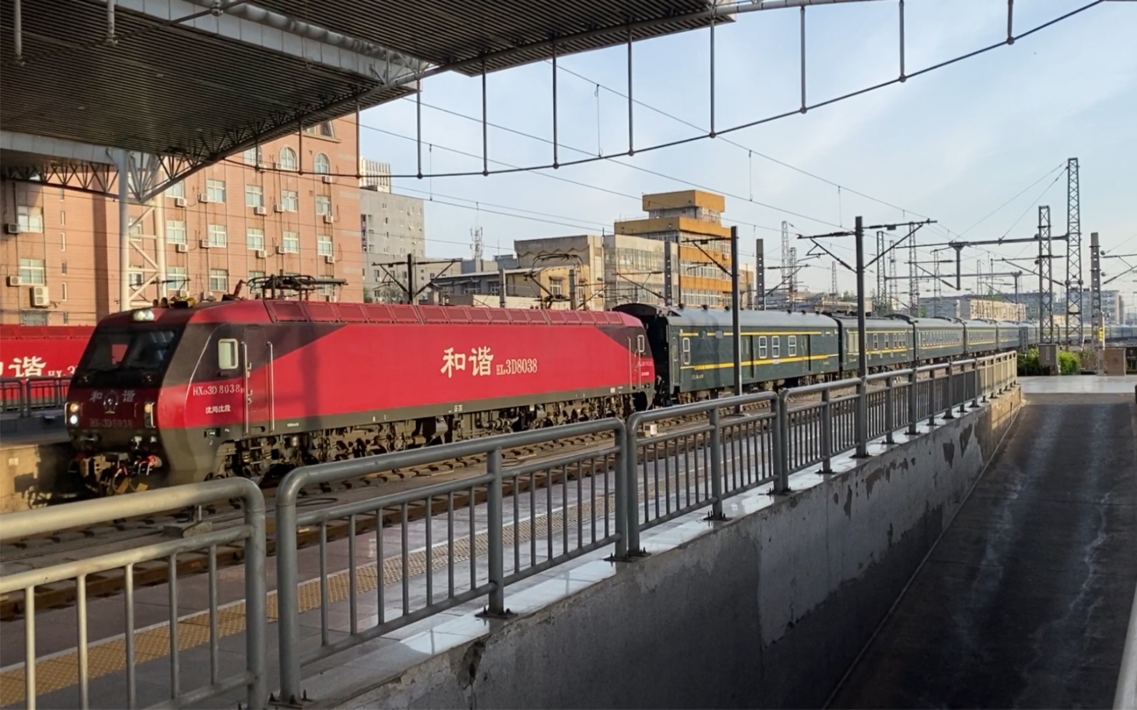 中国铁路 沈局HXD3D牵引T35次列车晚点近三小时抵达徐州车站