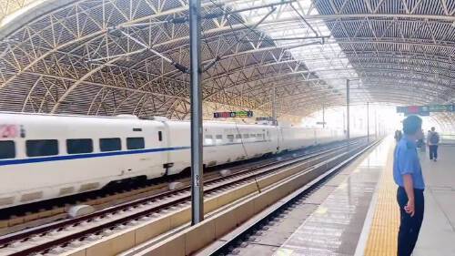 京沪高铁上,CRH2C型动车飙到310公里每小时!