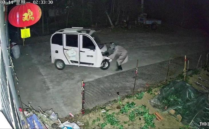 一名男子半夜趁这家人熟睡的时,小心翼翼的偷走了电动三轮车
