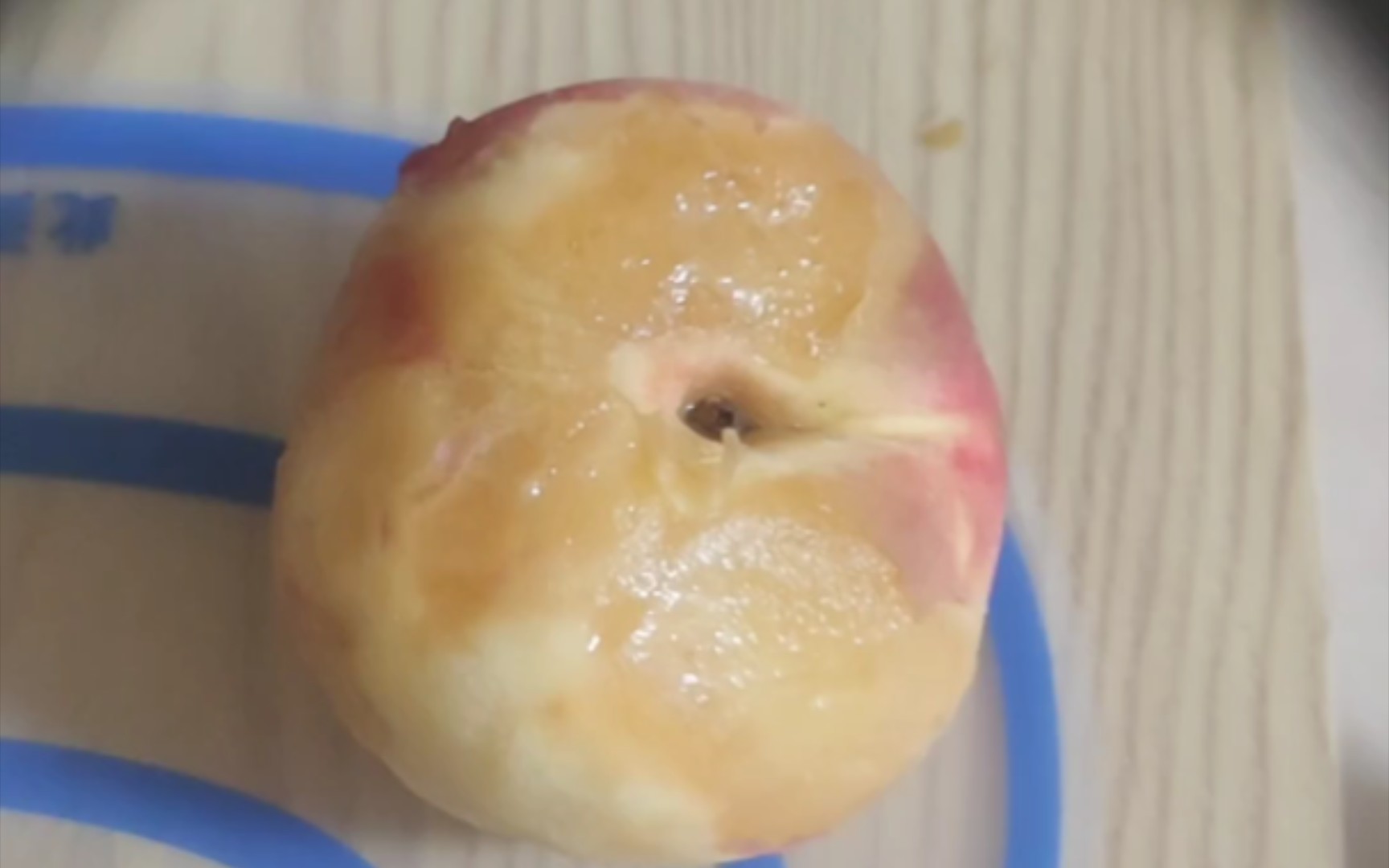 桃子表面成这样了,是不是有细菌在吃它,一起到显微镜下面看看有没有