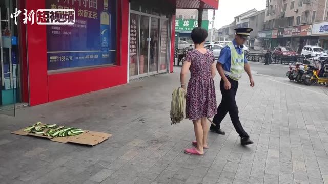 城管被怒砸数十根黄瓜 面对暴力抗法他这样做