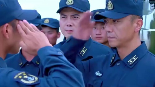 完美:演习结束,男子带领大学生小队出色完成任务