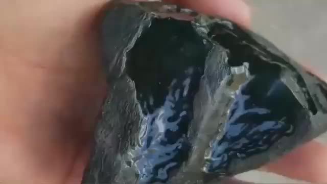 很多人不知道什么叫玻璃种翡翠,今天就给大家做个知识解答