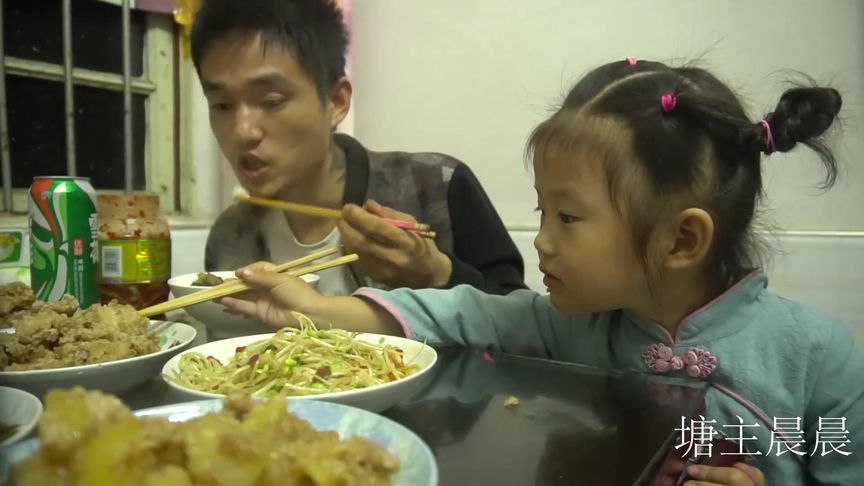 塘主晨晨:妈妈做了一道老少皆宜的水乡特色菜,八妹小九都抢着吃