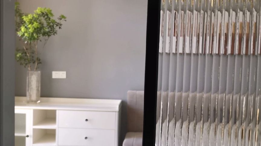 厨房与餐厅之间装个长虹玻璃隔门,时尚、实用,太好看了吧