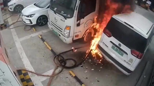 广东电动车充电时起火,请定期检查汽车线路电路情况!