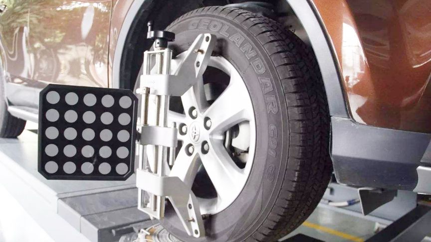 换轮胎后,做动平衡还是四轮定位?老司机教你,别再被4S店坑了!