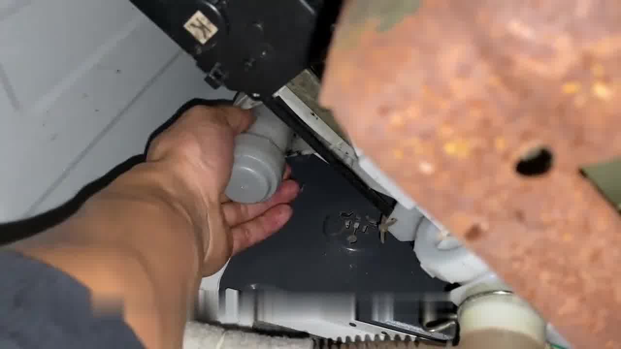 小天鹅滚筒洗衣机一边进水一边排水【同城速达】