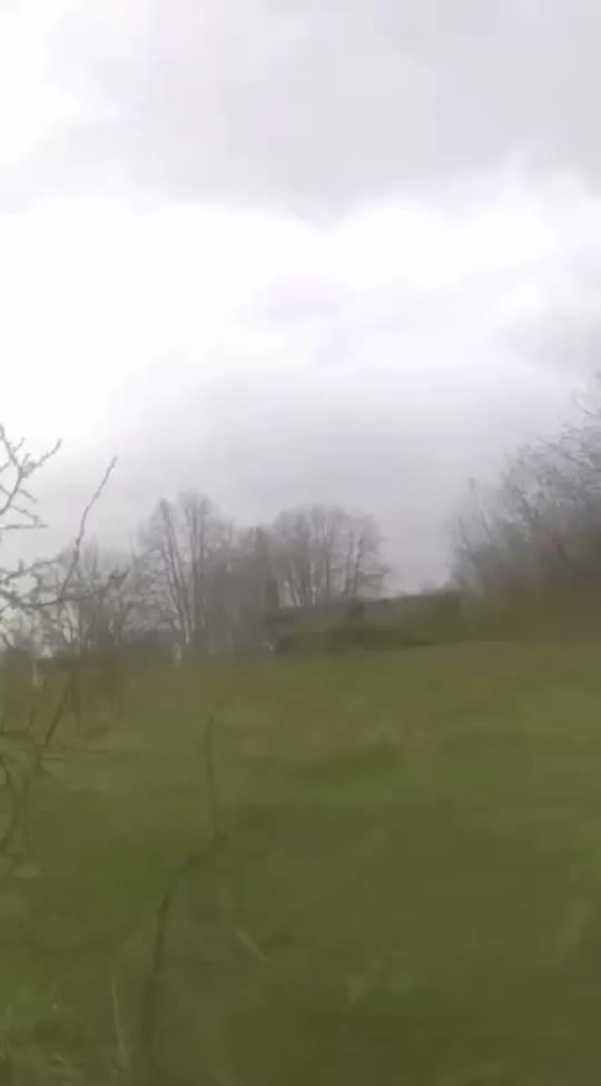 俄军发射伊斯坎德尔M战术导弹打击扎波罗热州乌克兰无人机生产车间。