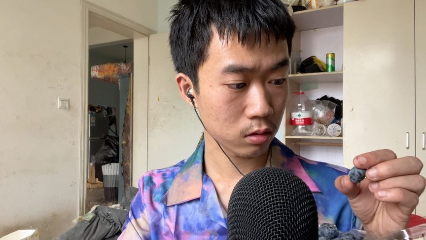 花19块钱吃云南超大蓝莓,超市打折,一大半都烂掉了,没心情吃了