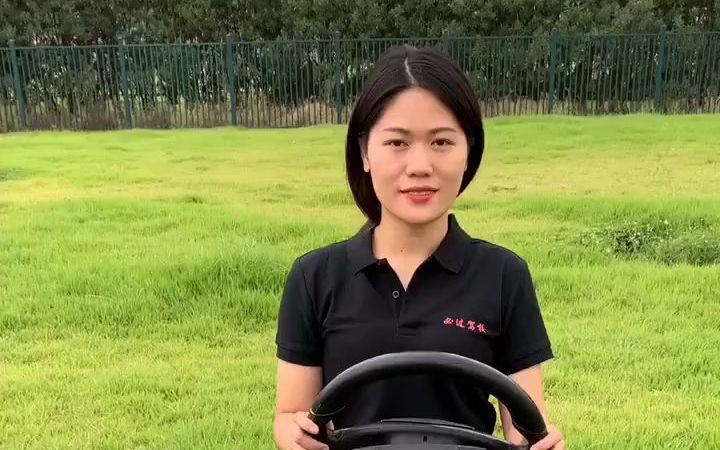 手动挡汽车右脚踩油门和刹车,自动档汽车也是右脚踩油门和刹车哦...