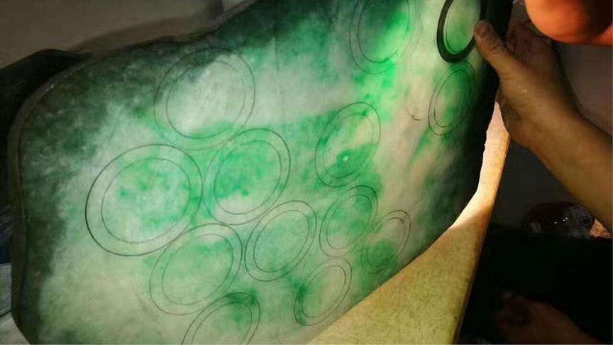 粉丝5千淘翡翠原石,本想小万收来做牌子,没想到还切出冰种手镯