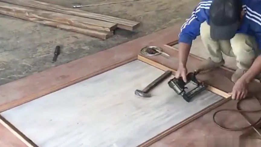 年底木工小伙要辞职,给老板做的实木门,同事看了想笑-