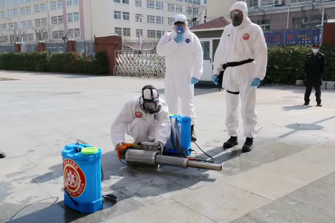 为学生开学前做好消毒工作,期待老师学生早日相见