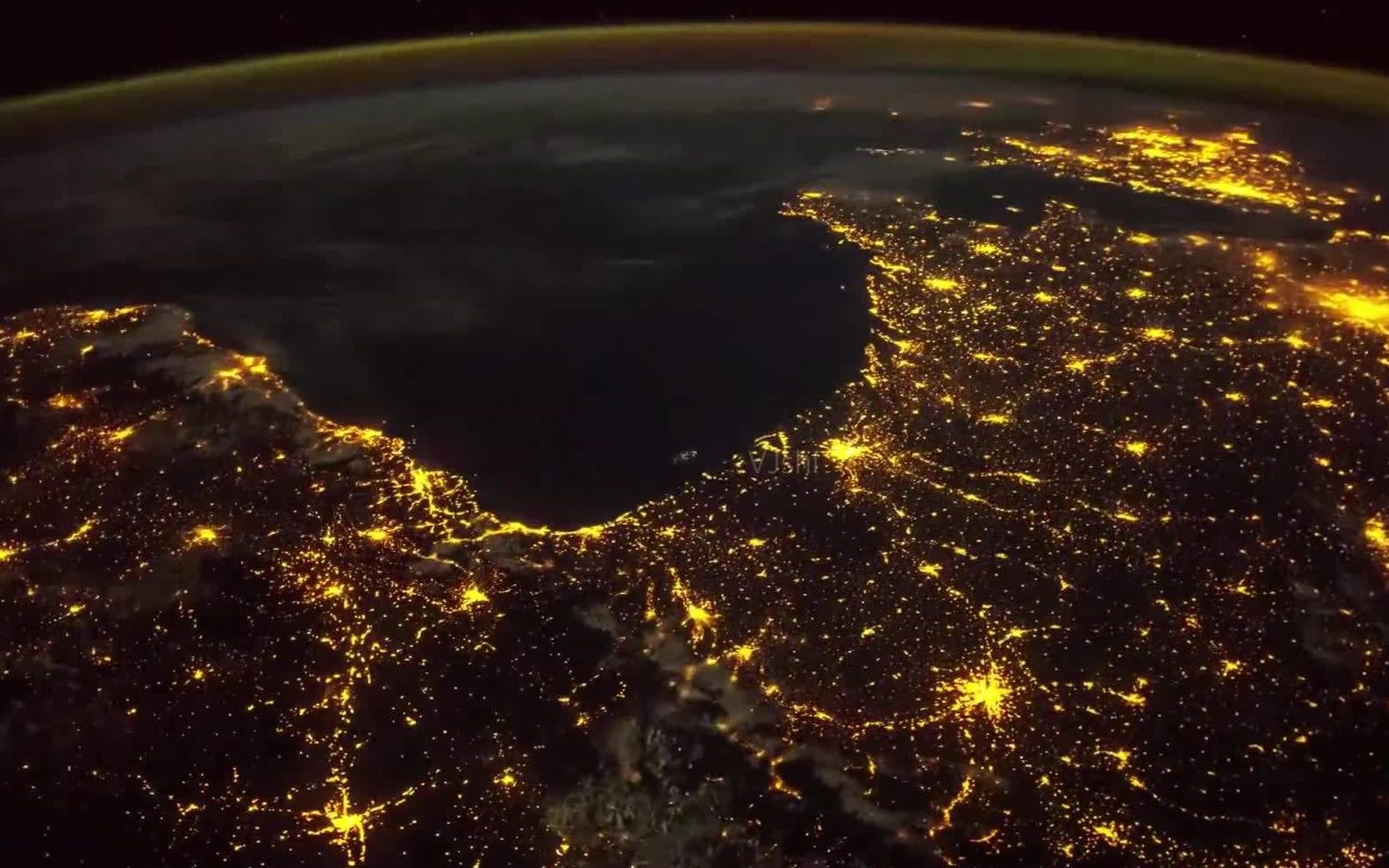俯瞰夜晚地球的美丽---从西班牙到波兰的夜间国际空间站延时视频