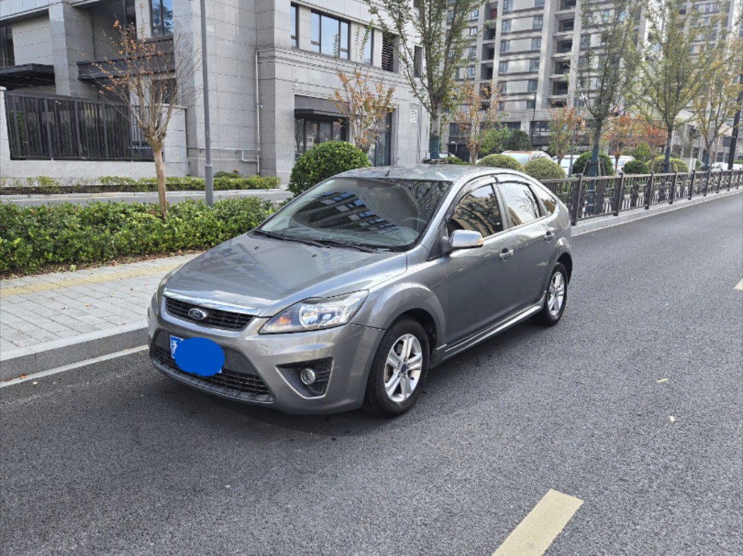 灰色两厢手动经典福克斯 原版车况 只要9900