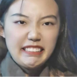 没什么表情的笑脸 