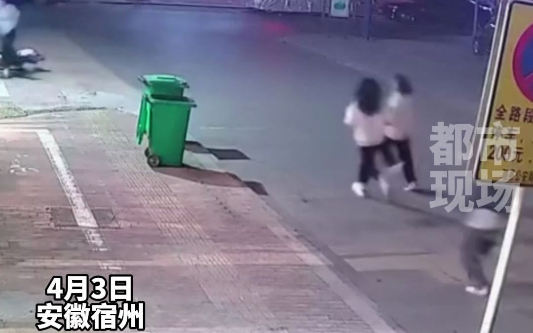 踢倒8辆电动车,踢翻6个垃圾桶,这几个小年轻在闹哪样?