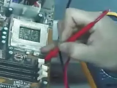 用万用表检测维修主板