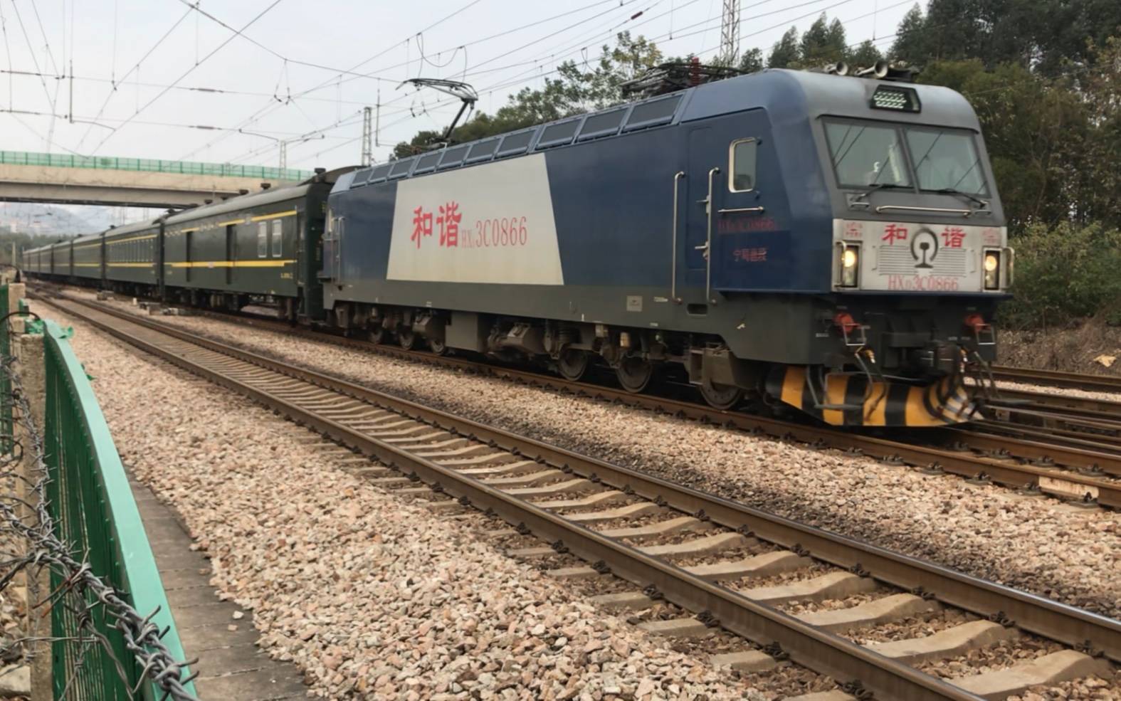 [从鹭岛厦门开往春城昆明的列车]黎湛线HXD3C-0866牵引K230通过...