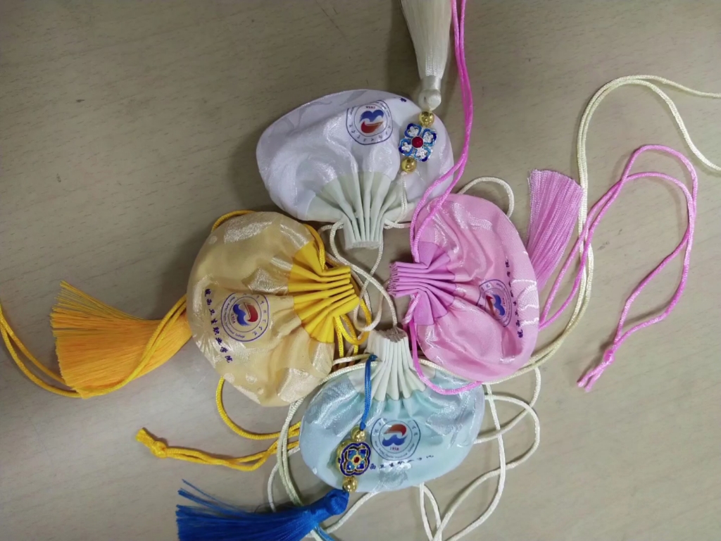 学校社团举办了重阳节送香囊活动