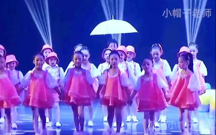 《毕业纪念册》幼儿园毕业情景舞蹈,美好的三年时光即将结束,小小...